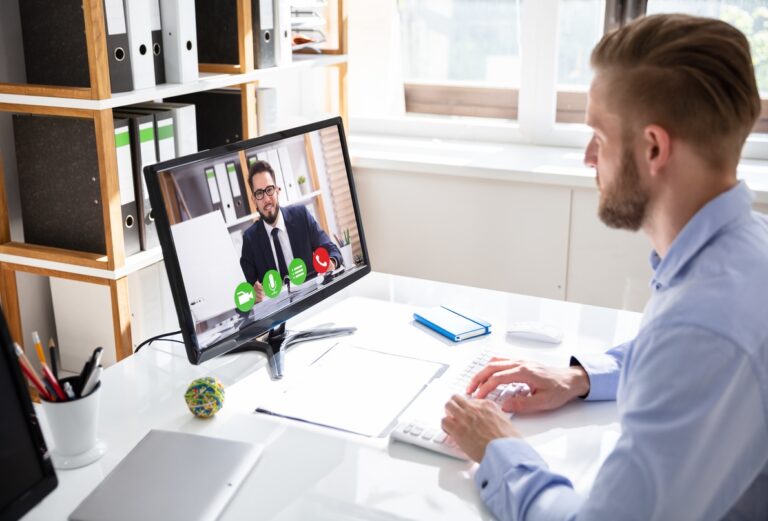 The Pros & Cons of Online Lawyers vs. Traditional Lawyers -The Law App